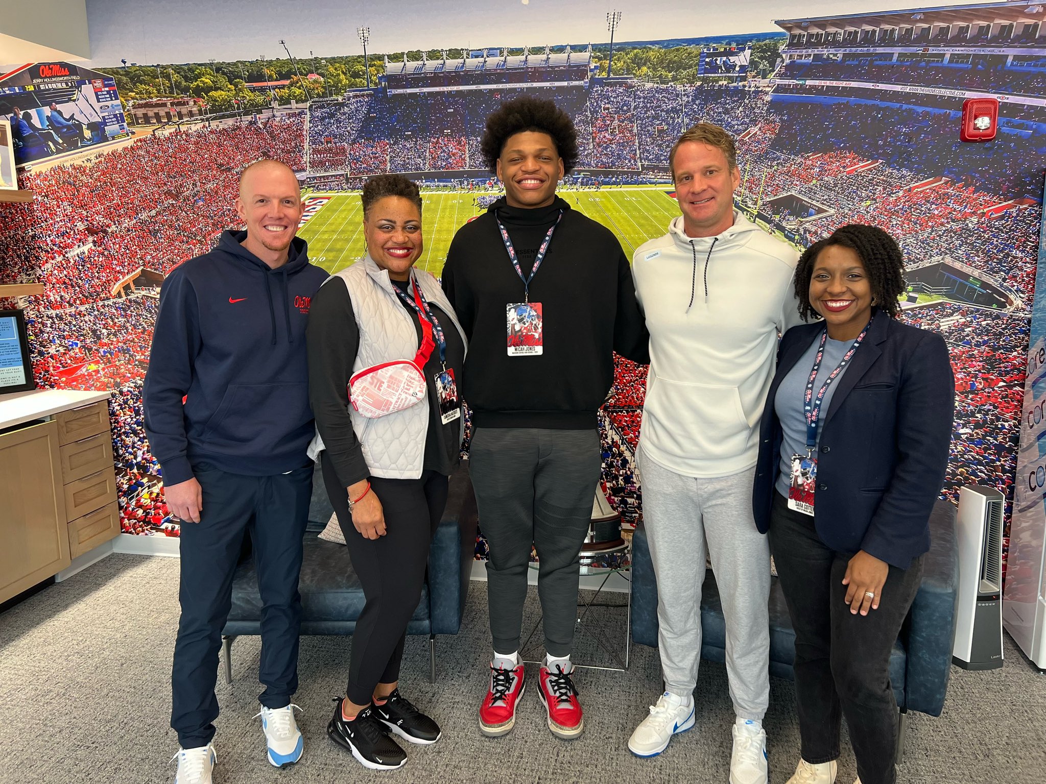 Four-star TE Micah Jones reconnects with Joe Cox