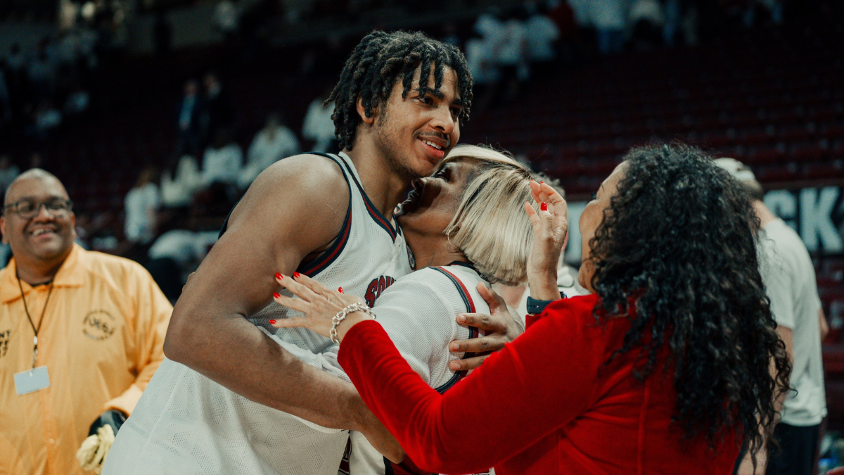 Collin Murray-Boyles shows off athleticism in game-saving play for ...