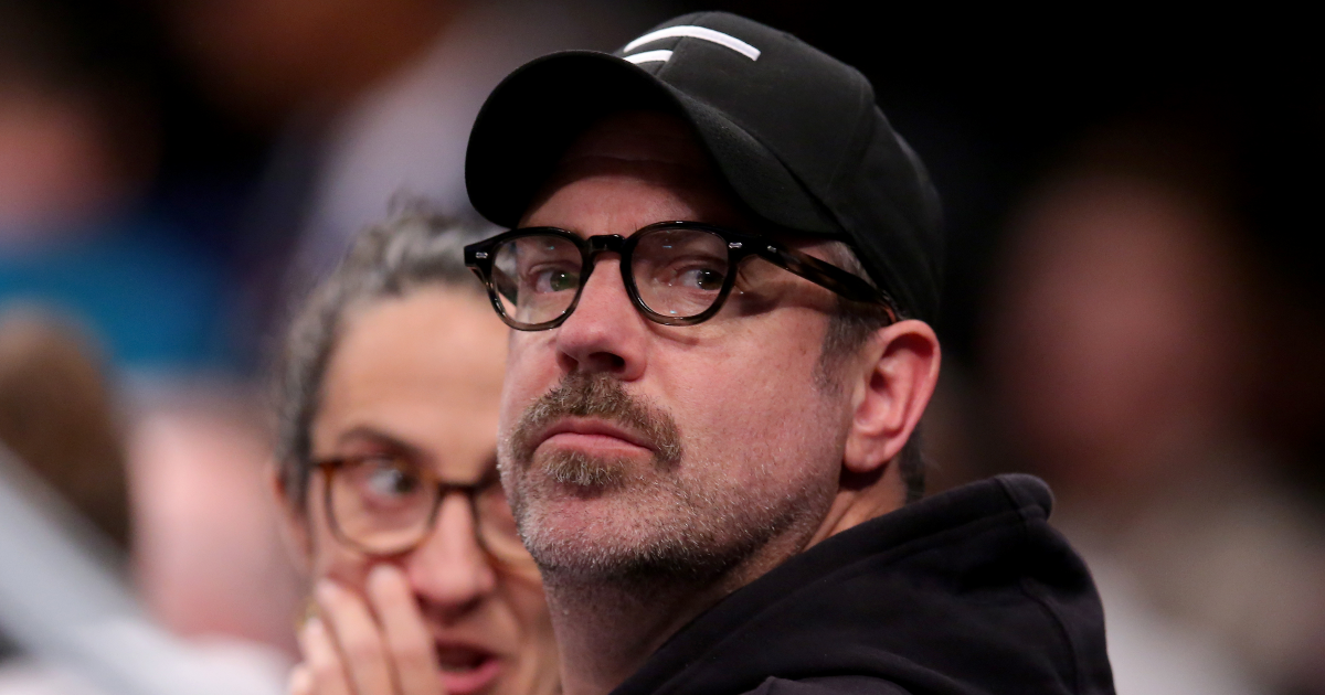 Jason Sudeikis does the 'you can't see me' hand motion after Iowa beats ...