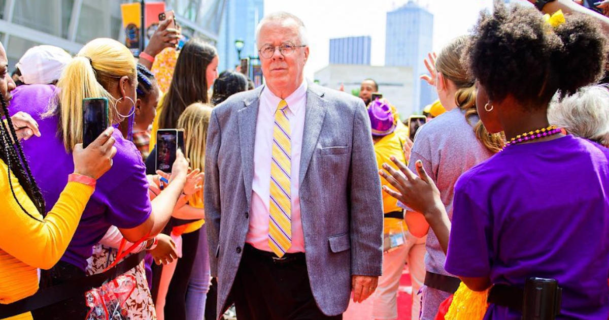 Kim Mulkey calls for Bob Starkey to be in the Women's Basketball Hall ...