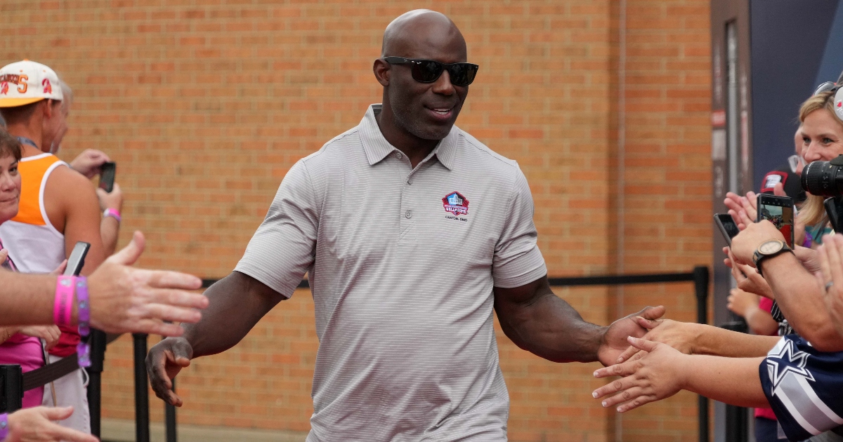 United Airlines apologizes to Terrell Davis following incident on flight