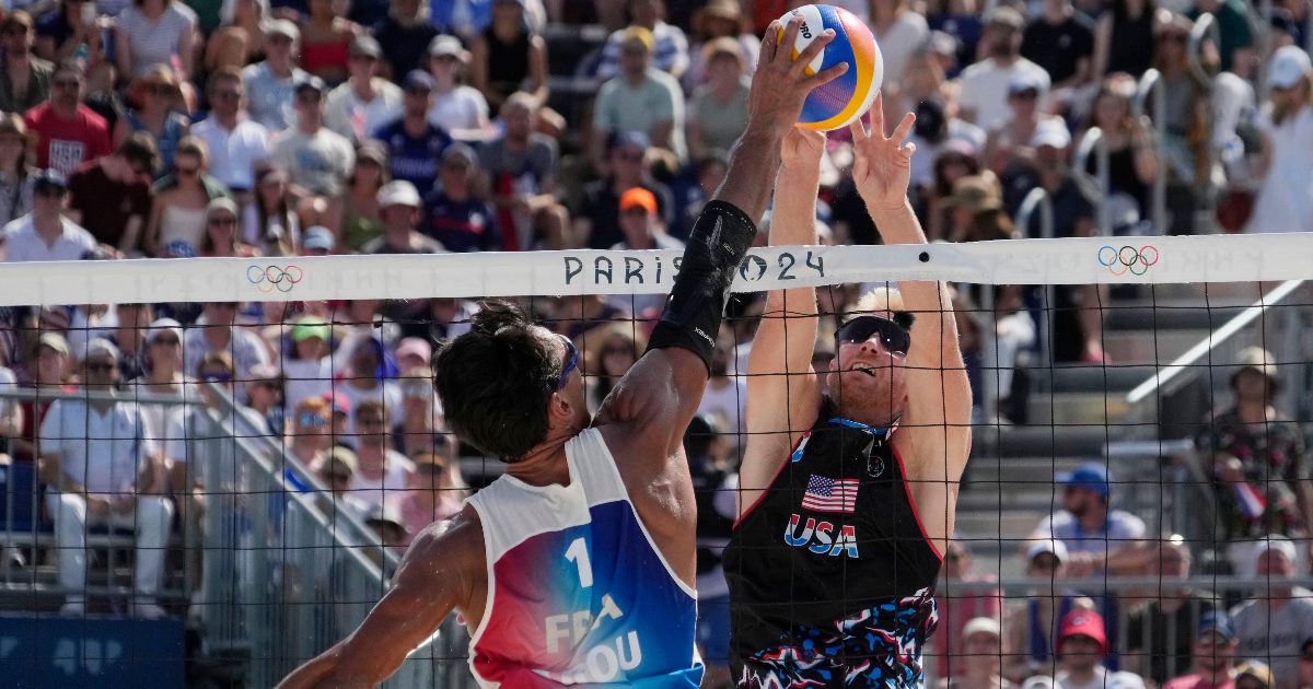 Chase Budinger, Miles Evans dominate France in opening match