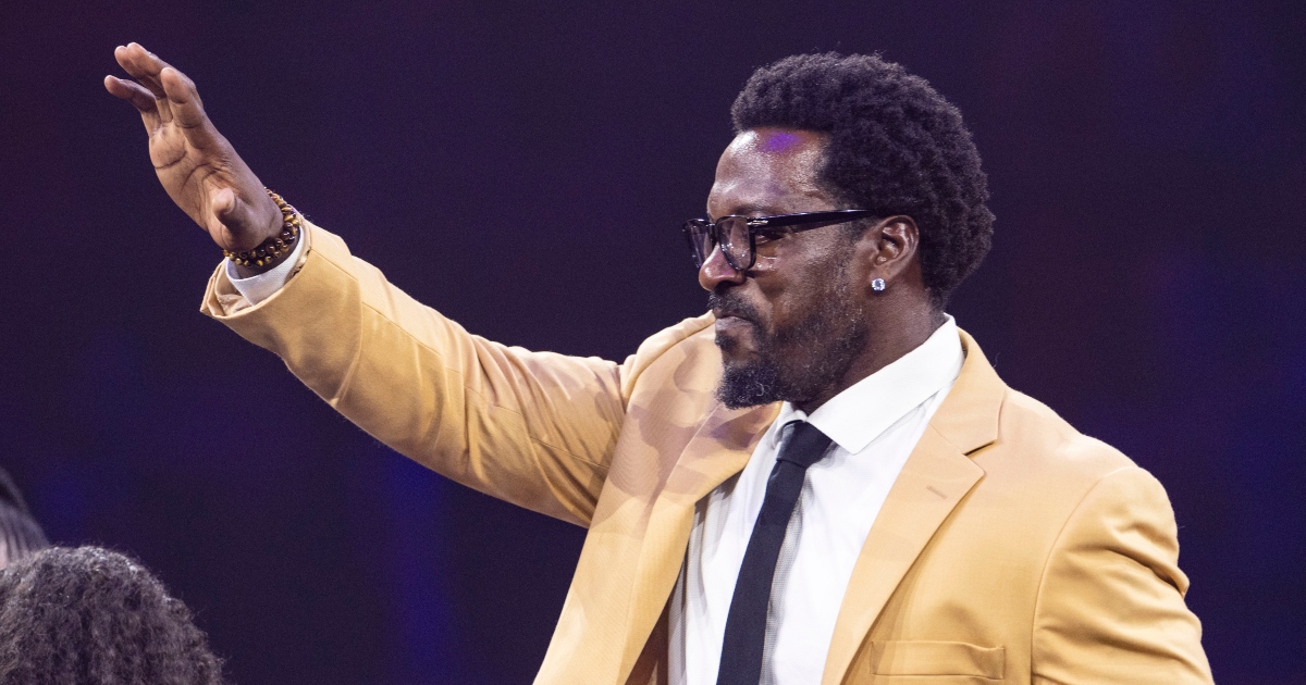 Patrick Willis receives gold jacket during Pro Football Hall of Fame ...