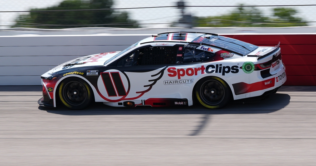 Denny Hamlin dedicates ‘Flying 11’ car to Roy Hendrick at Darlington