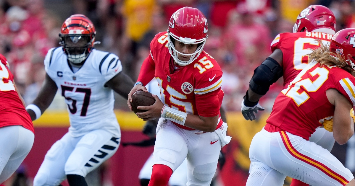 CBS rules analyst Gene Steratore reacts to controversial pass ...