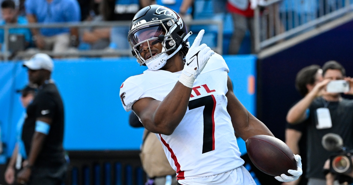 Bijan Robinson loses bet, rocks Georgia gear at Falcons facility after ...