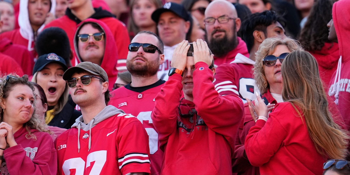 Ohio State fans throw water bottles on field in protest of ...