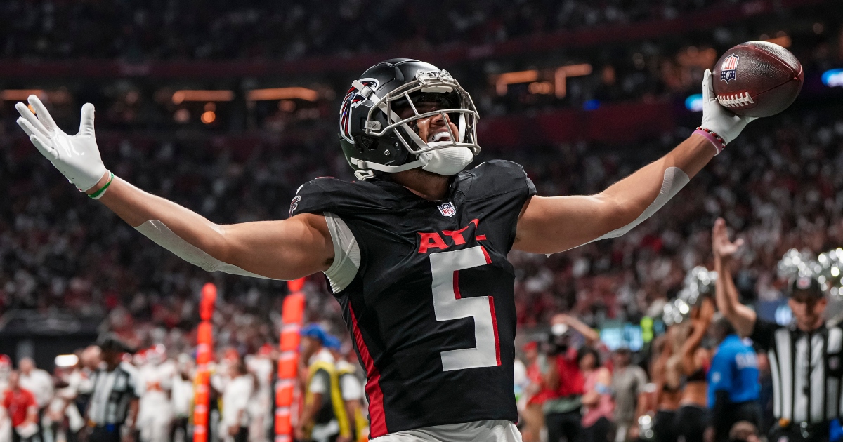 Drake London injury: Falcons WR suffers hip injury vs. Cowboys