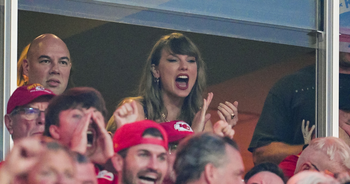 Taylor Swift arrives at Arrowhead Stadium ahead of Chiefs vs. Buccaneers on MNF