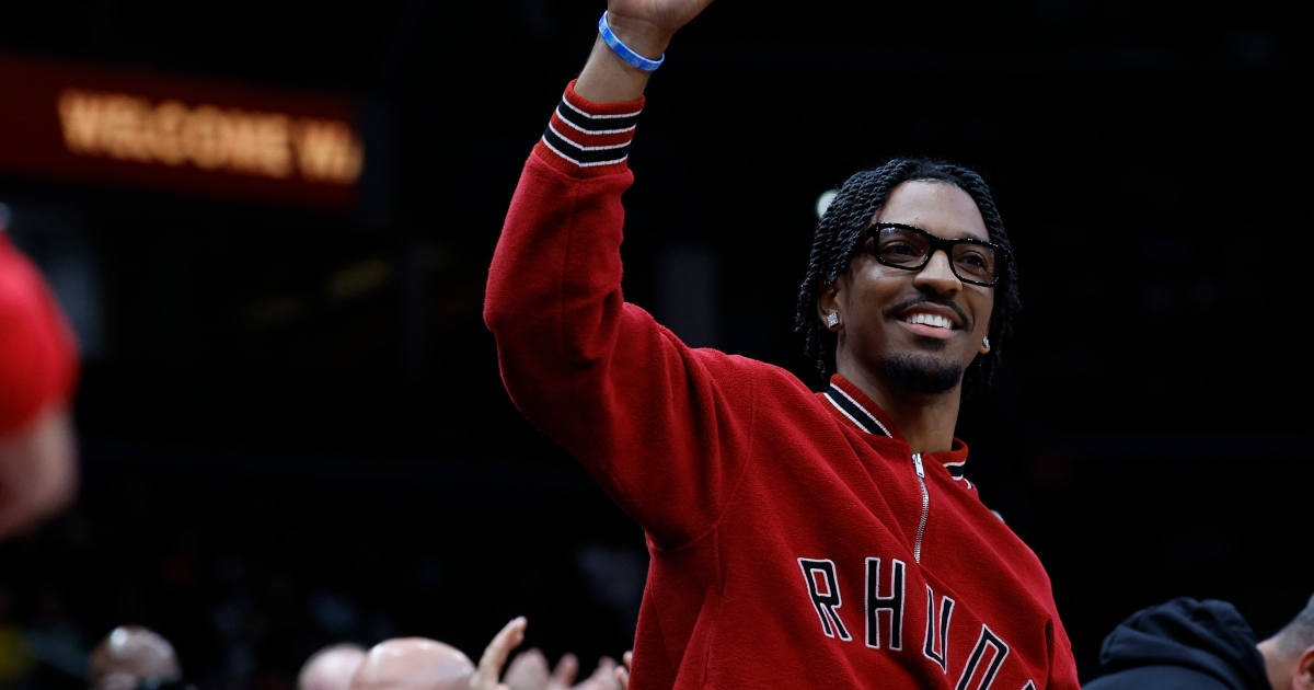 Jayden Daniels gets raucous ovation while sitting courtside at ...