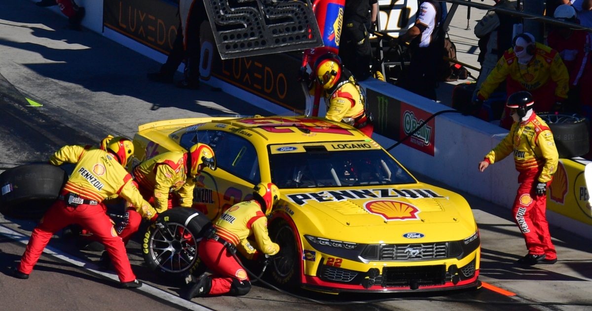 Joey Logano forced to make mid-race pit crew change after jackman ...