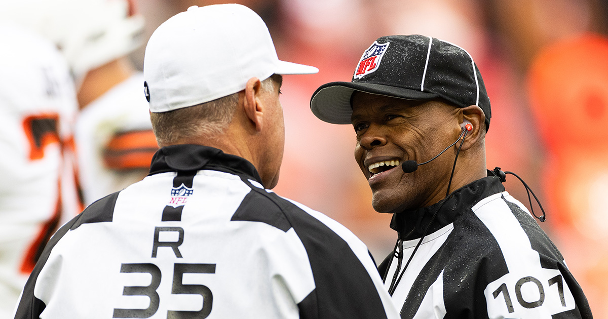 Referee Carl Johnson goes down with injury after running into Packers ...