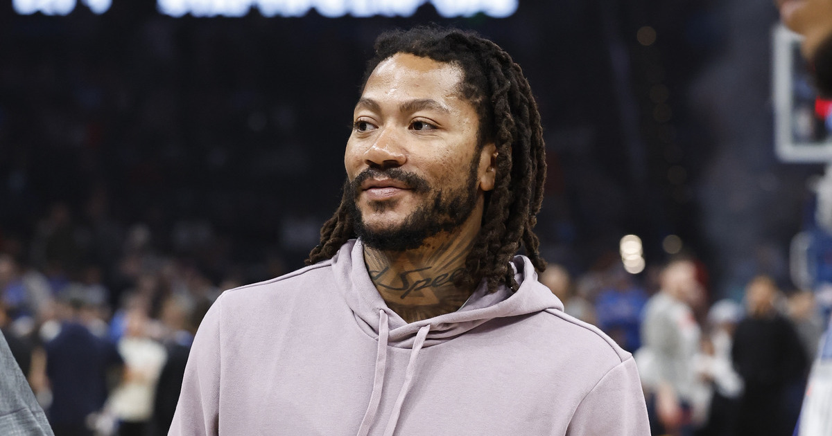 Derrick Rose Gives Back To His High School Basketball Team, In ...