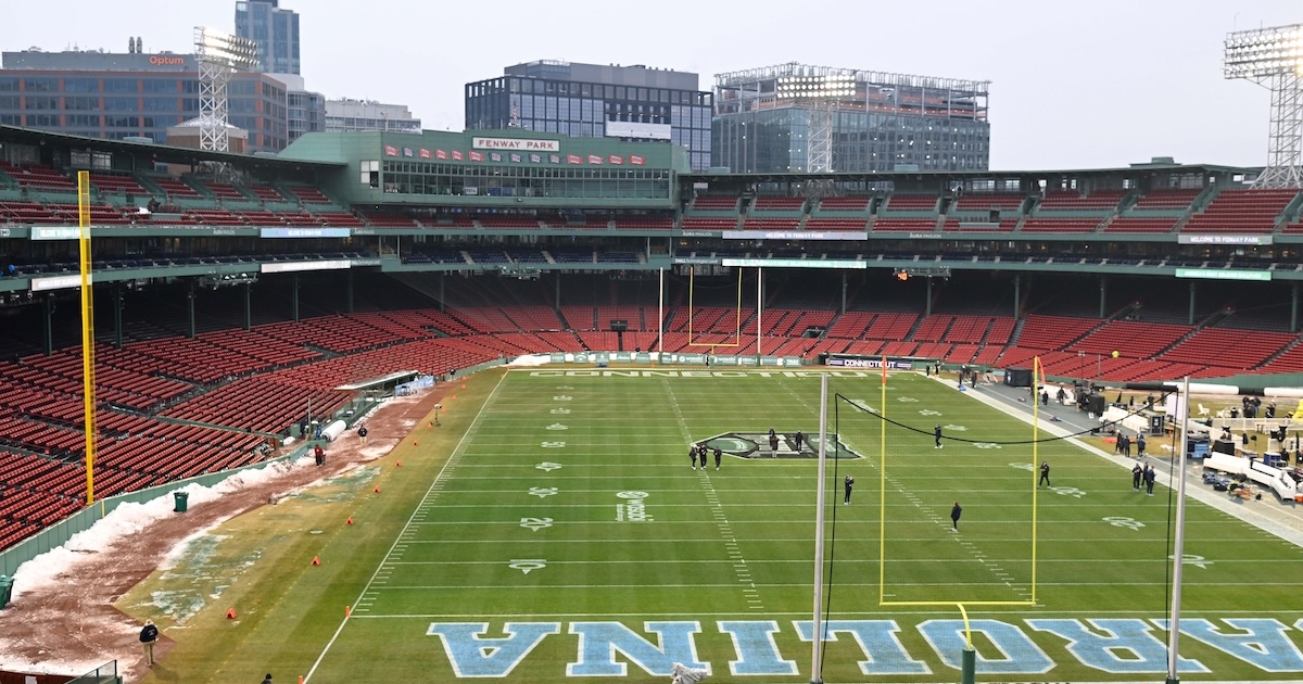 Fenway Park foul pole sparks national outrage during Fenway Bowl ...