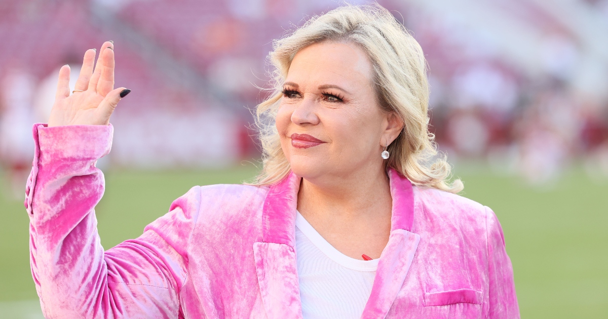 Holly Rowe mistakes South Carolina's 'Sandstorm' tradition for 'Enter ...