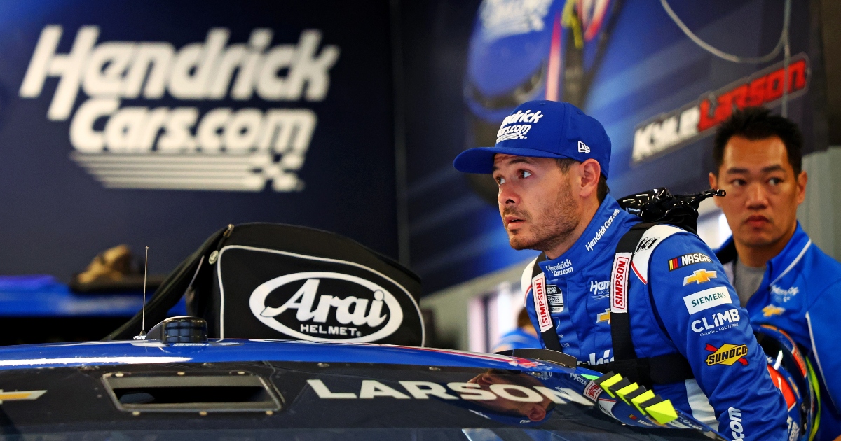 Owen Larson: Dad Kyle is ‘not good’ at superspeedway racing, has to ...