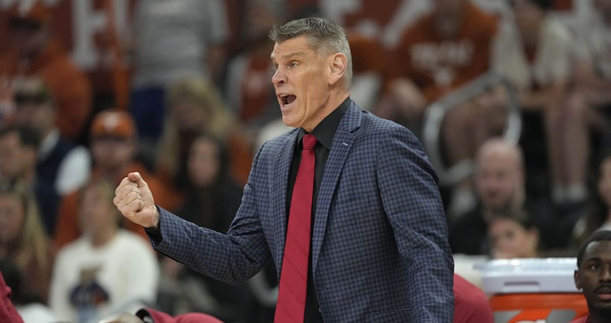 Porter Moser honors Toby Keith with special autographed shoes during ...