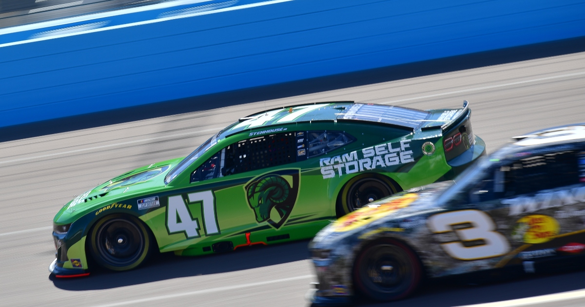 NASCAR fans furious as FOX cuts away from wreck at Phoenix