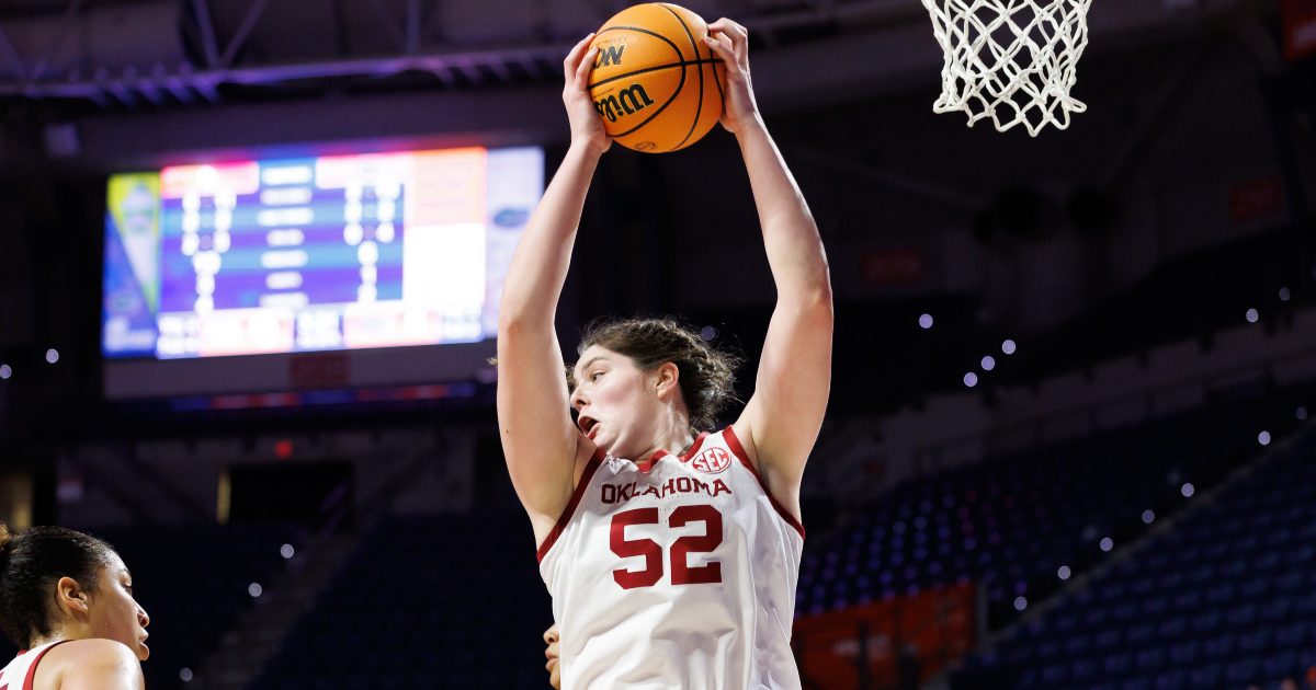 Raegan Beers injury: Oklahoma big heads to locker room after ...