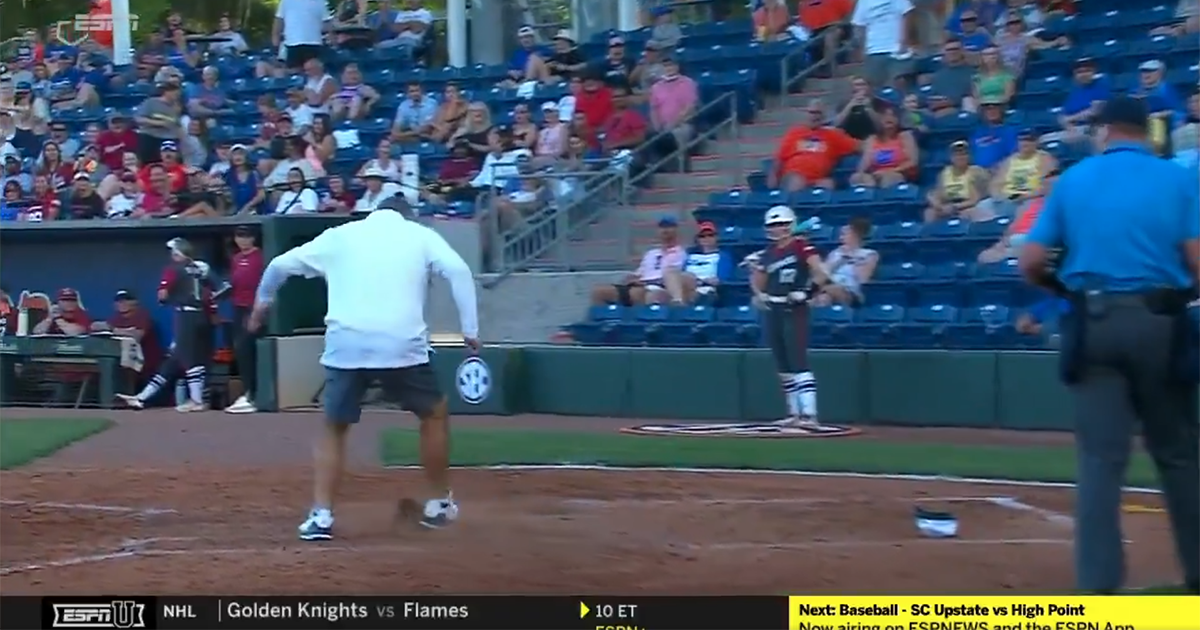 Florida's Tim Walton ejected after throwing hat, kicking dirt on plate ...