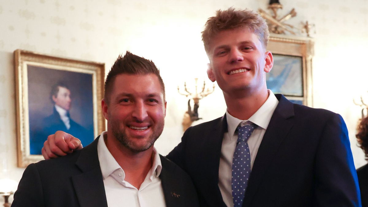 Thomas Haugh meets his idol Tim Tebow at The White House