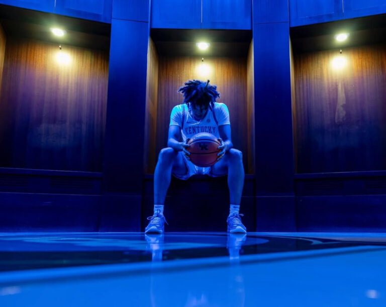 LOOK: Tay Kinney rocks Kentucky blue on official visit to Lexington - On3