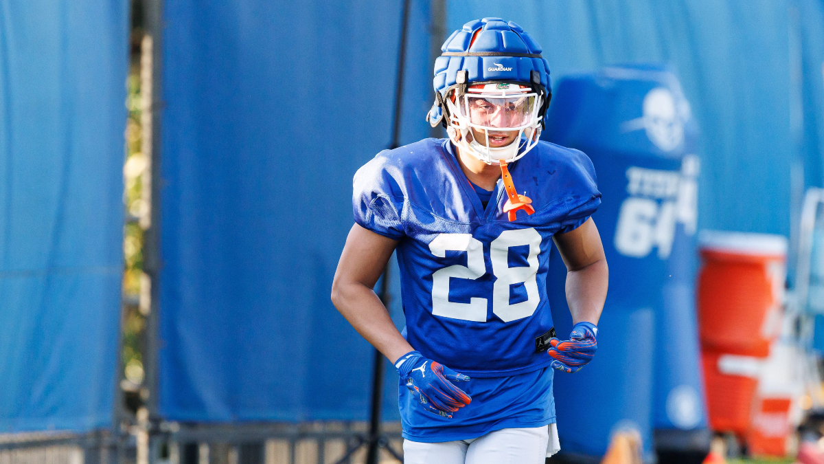 Devin Moore taking Florida's freshmen corners under his wing