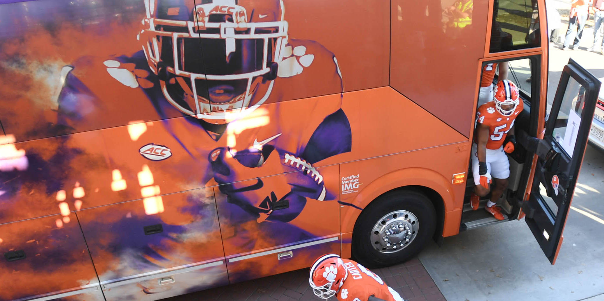 Clemson bus crashes into light pole before Week 3 matchup at Georgia ...