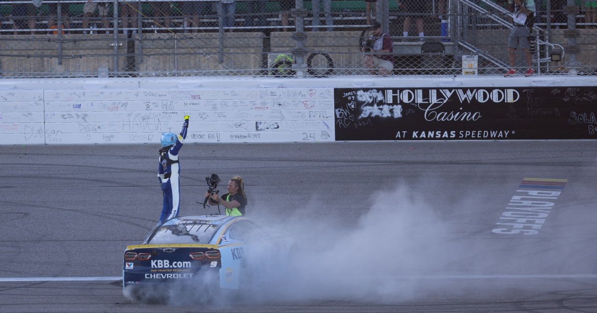 Chase Elliott reacts to final restart at Kansas, last lap pass for win: 'I wasn't going to lift'