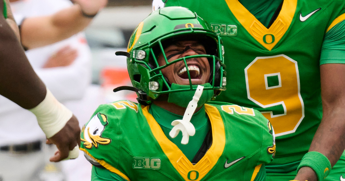 Gary Bryant Jr. injury update: Oregon receiver helped off field by trainers