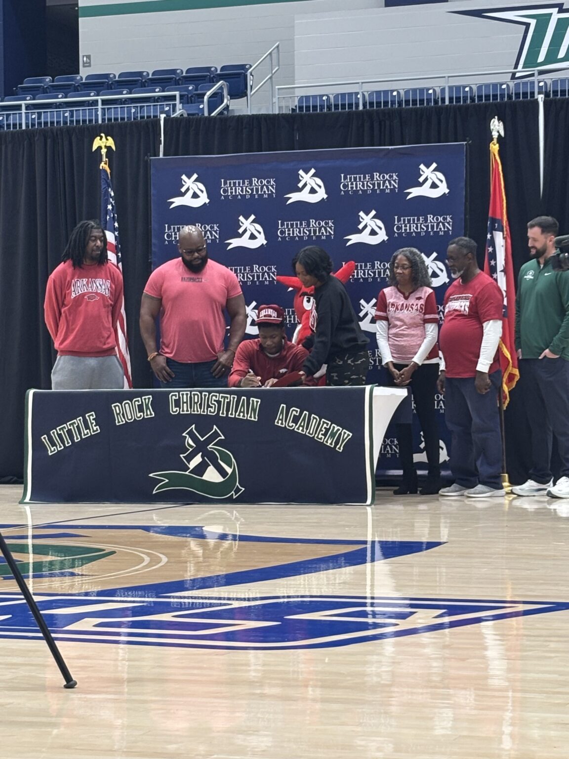 Five-star prospect JJ Andrews officially signs with Arkansas - On3