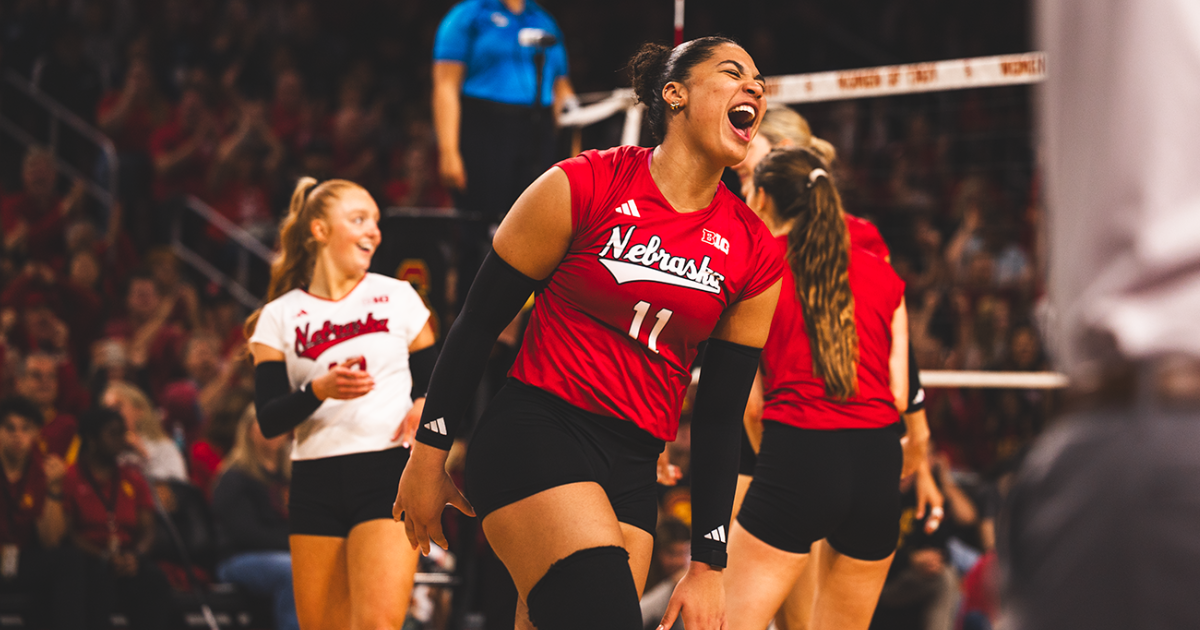 No 1 Nebraska Volleyball Dominates Depaul In Chicago On3