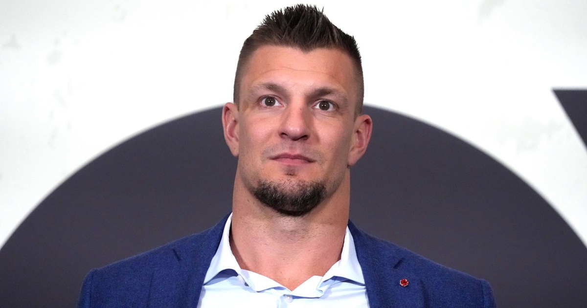 Rob Gronkowski visits Arkansas high school that won $1 million prize - On3