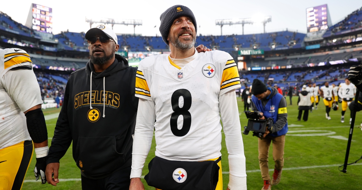 Aaron Rodgers defends Mike Tomlin against criticism, fires shot at Jets
